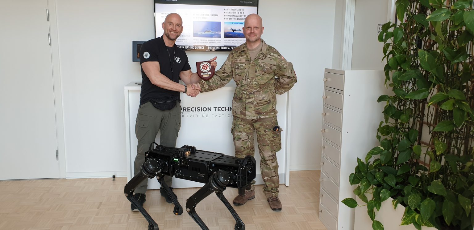 Precision Technic Defence A/S modtager InterForce skjold. - InterForce