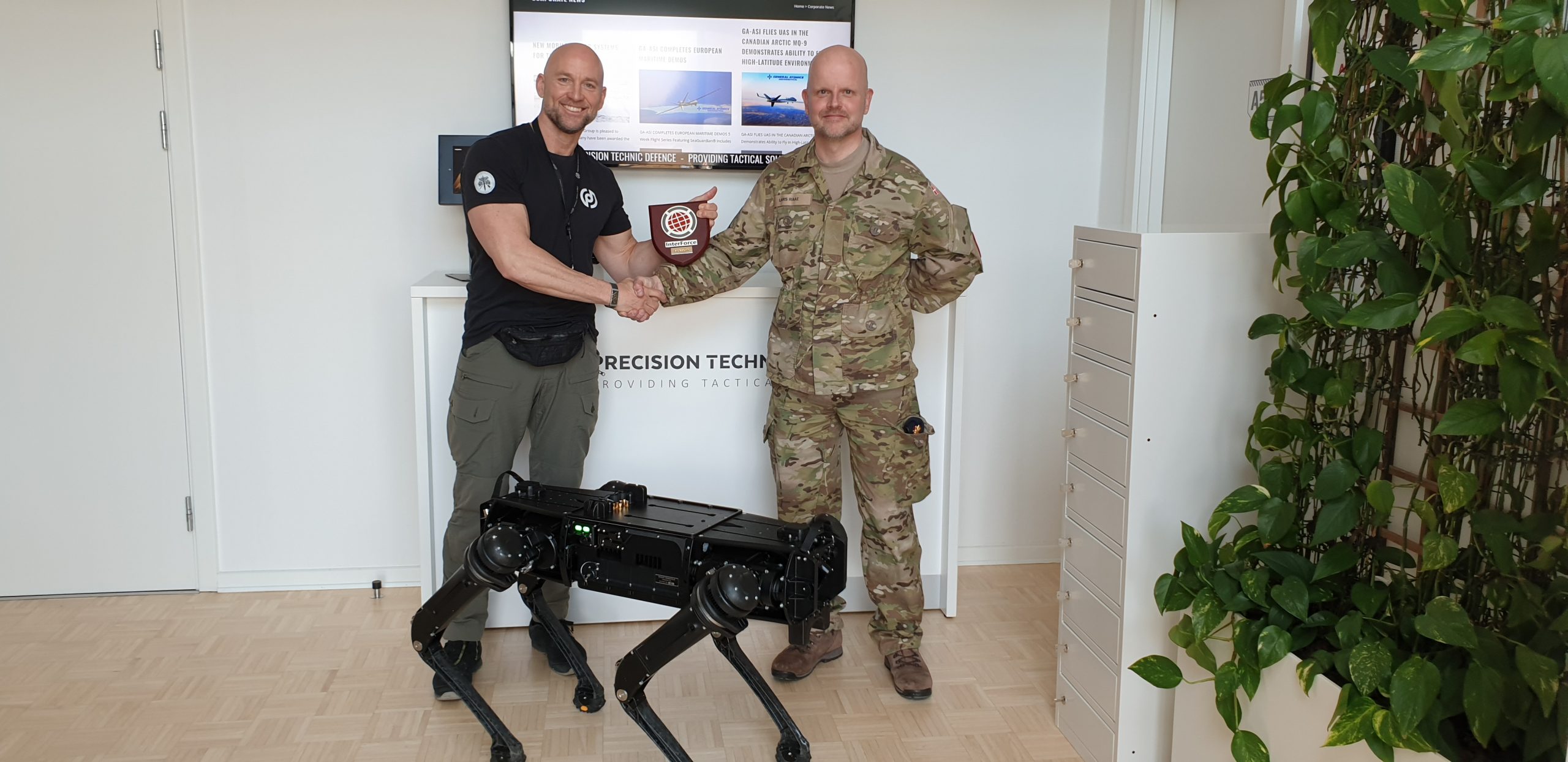 Precision Technic Defence A/S modtager InterForce skjold. - InterForce