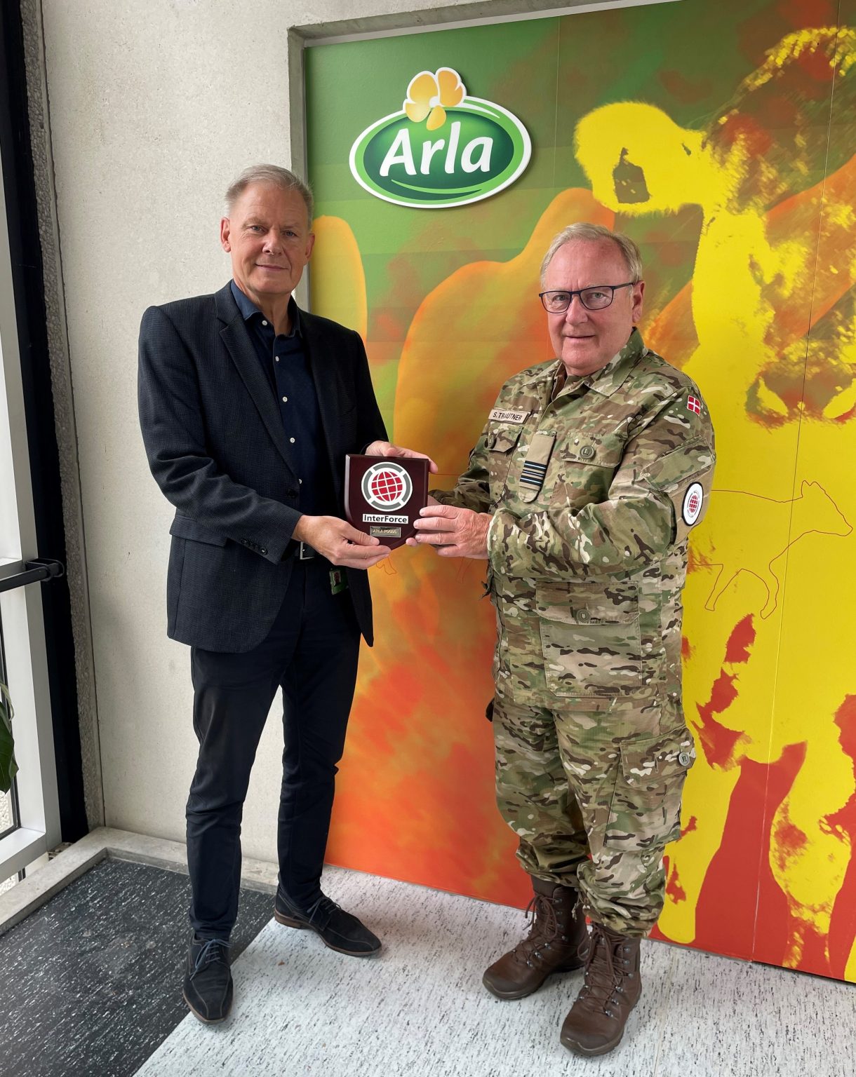 Arla modtager InterForce-skjoldet - InterForce