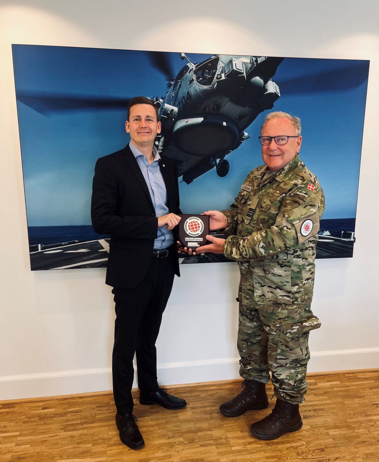 conXus modtager InterForce-skjoldet - InterForce