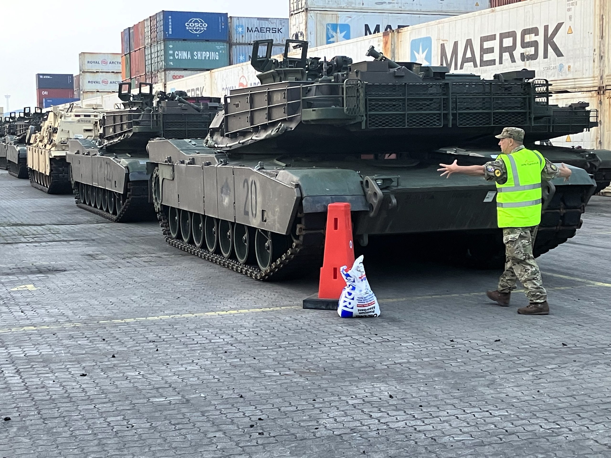 Kampvogne på kajen - InterForce