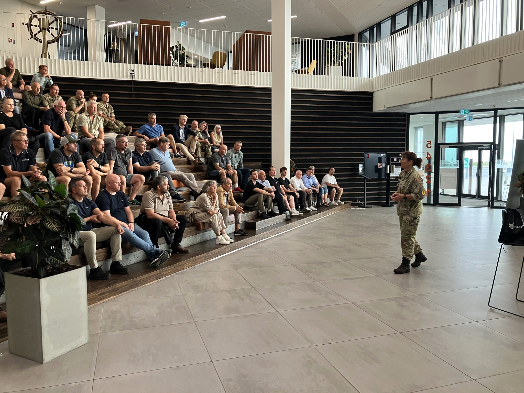 Kampvogne på kajen - InterForce